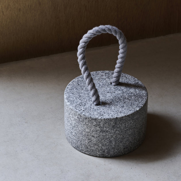 AJI PROJECT SOLID 世界でも希少な庵治石のドアストッパー – By Emotion