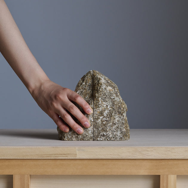 AJI PROJECT ROCK END 自然の形状が心地よい違和感をもたらすブックエンド – By Emotion